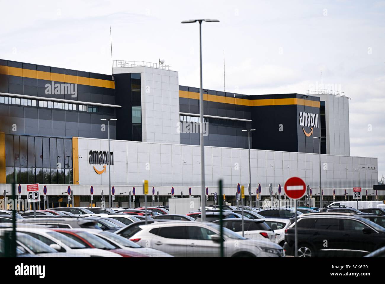Illustration of the Amazon Warehouse during the day of strike action ...