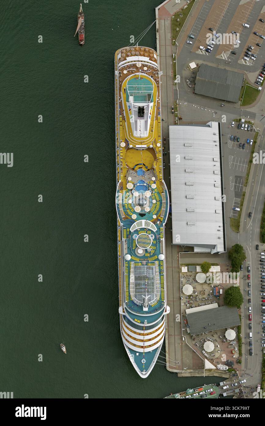 Vertical shot sailing cruise hi-res stock photography and images - Alamy