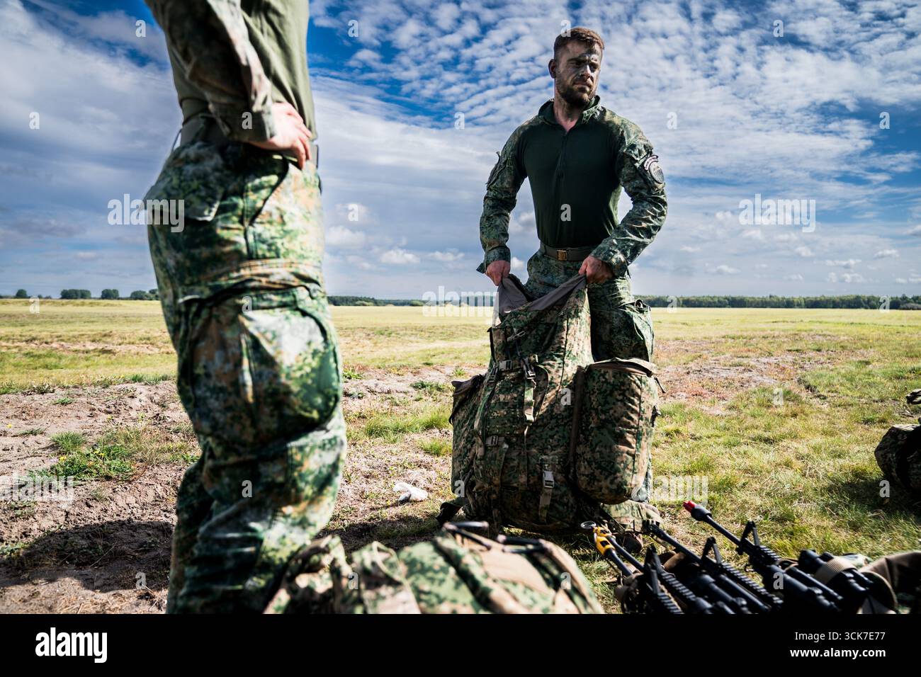 ZOUTKAMP - A reconnaissance unit during a large-scale airborne assault ...