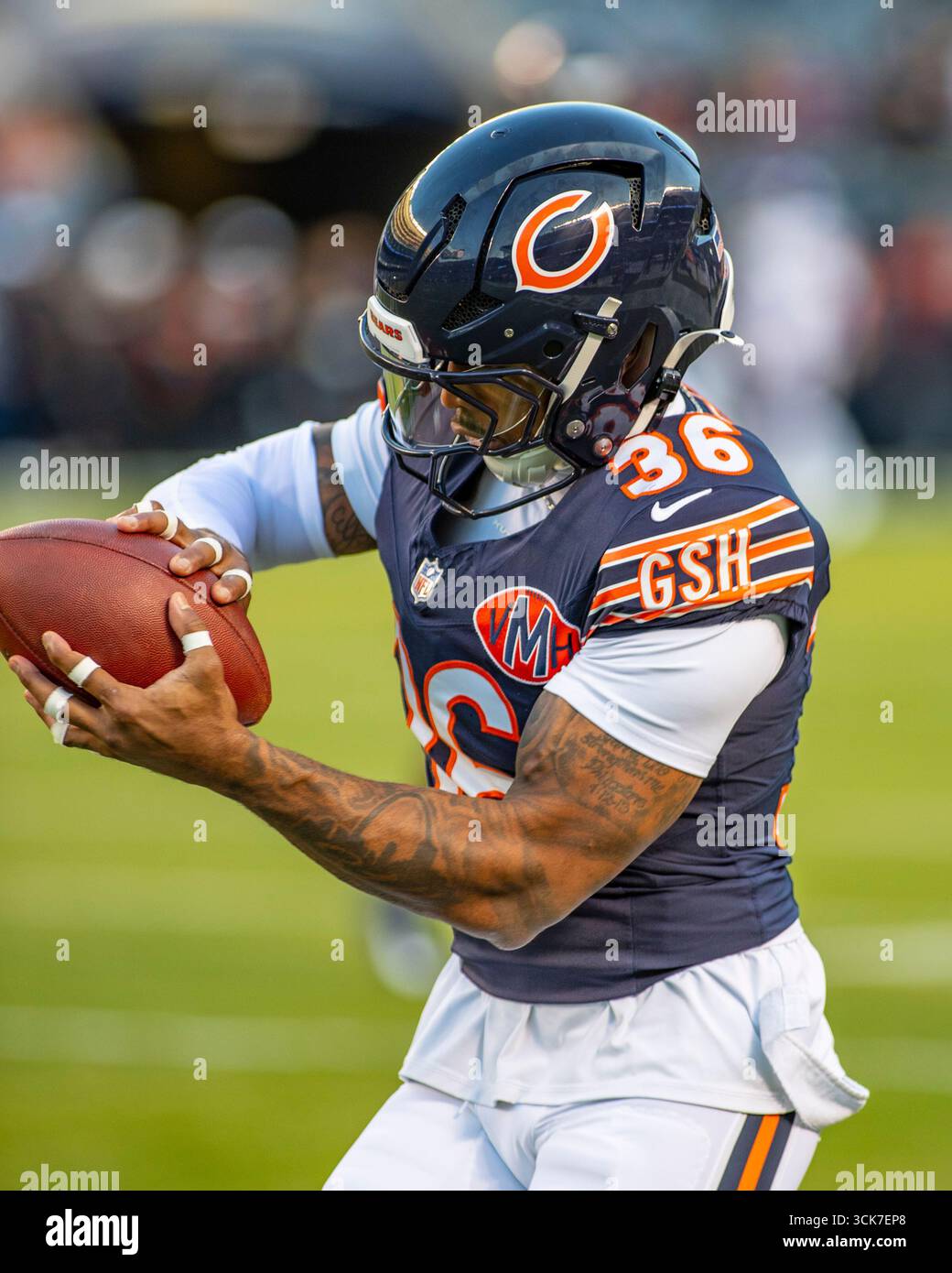 September 08, 2025: Chicago Bears Jonathan Owens (36) runs with the ...