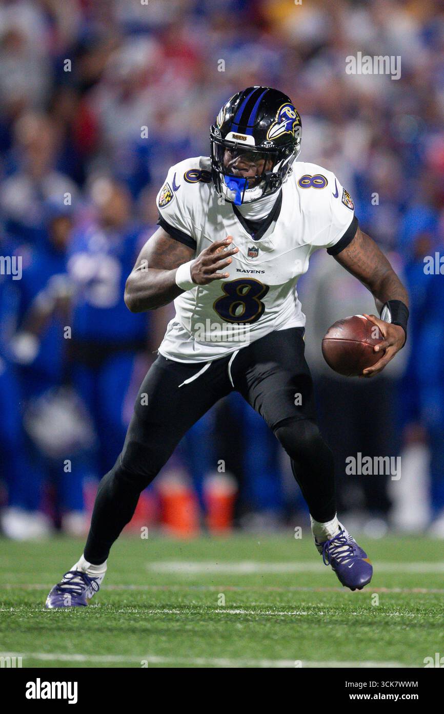 Baltimore Ravens quarterback Lamar Jackson (8) runs with the ball ...