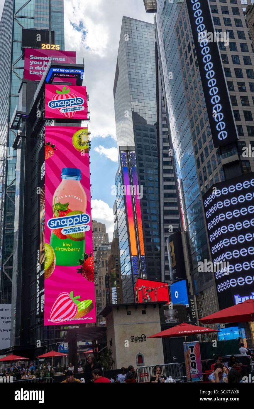 Vibrant shot times square hi-res stock photography and images - Alamy