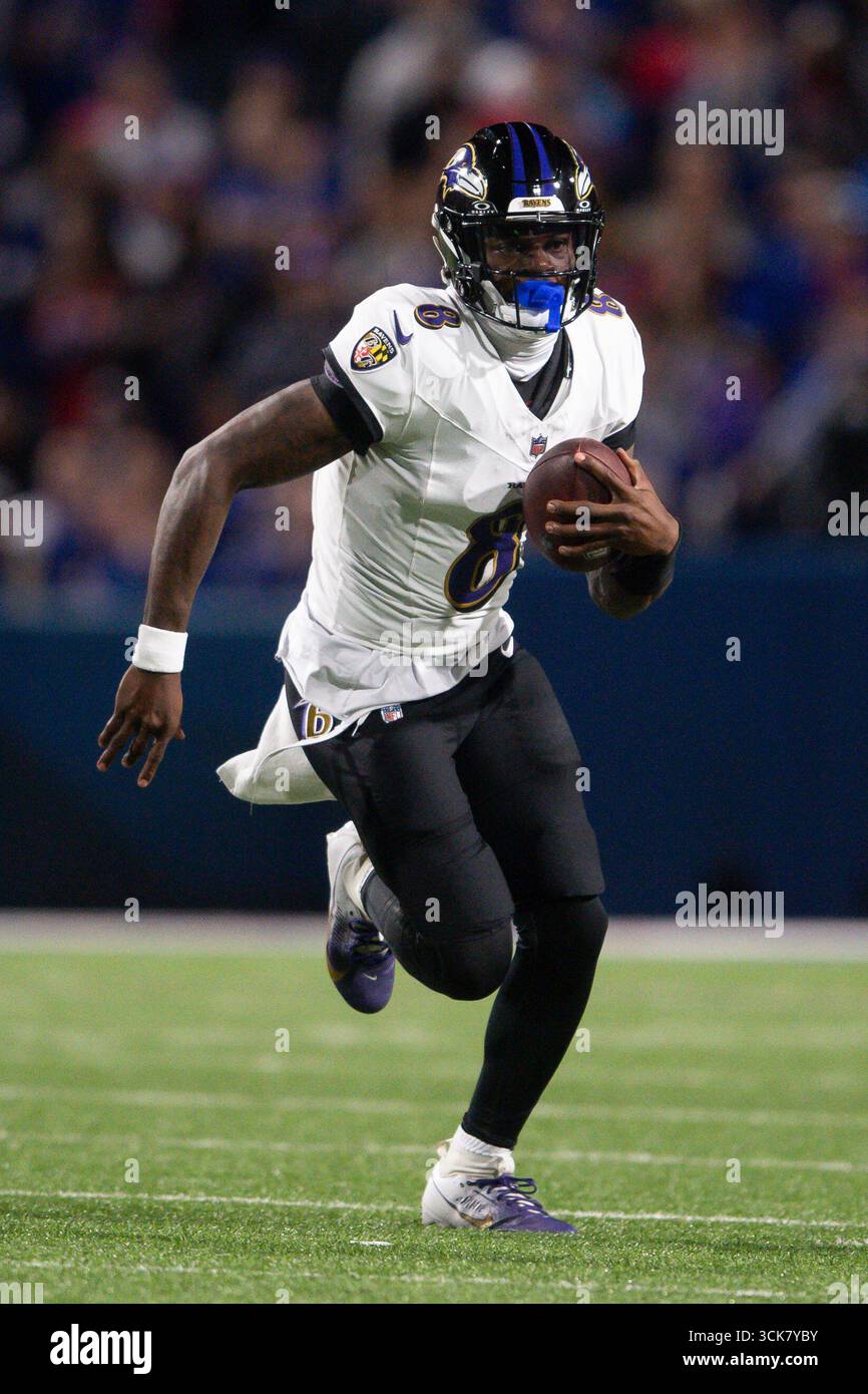 Baltimore Ravens quarterback Lamar Jackson (8) runs with the ball ...