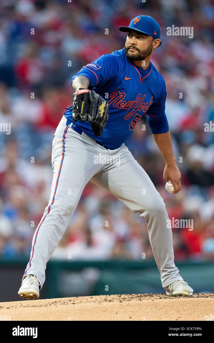 New York Mets starting pitcher Sean Manaea delivers during a baseball ...