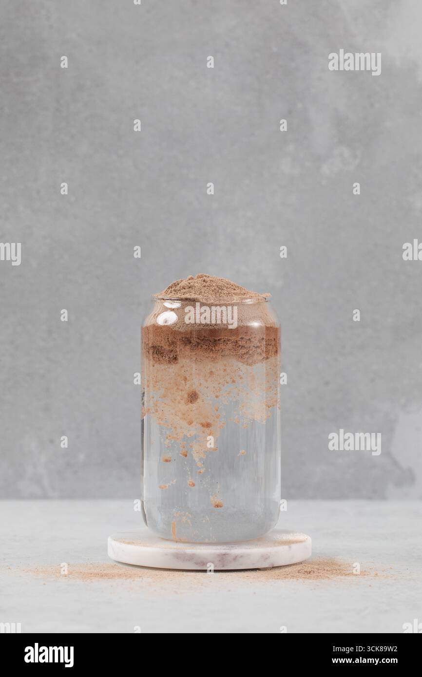 Pouring water in blender glass hi-res stock photography and images - Alamy