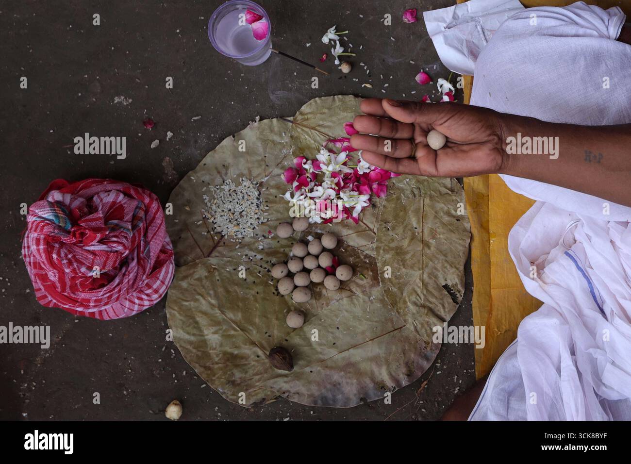 Prayagraj, India. 10 Sep. 2025 People perform 'Pind Daan' ritual to pay ...