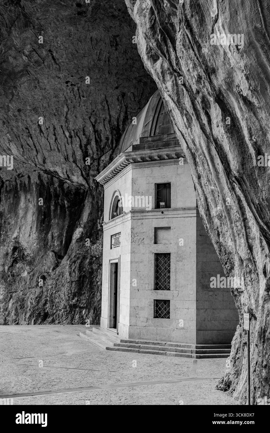 Baptistery next cathedral in Black and White Stock Photos & Images - Alamy