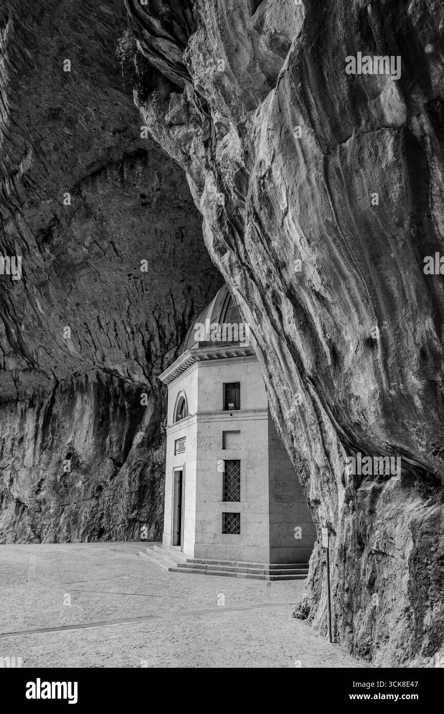 Baptistery next cathedral in Black and White Stock Photos & Images - Alamy