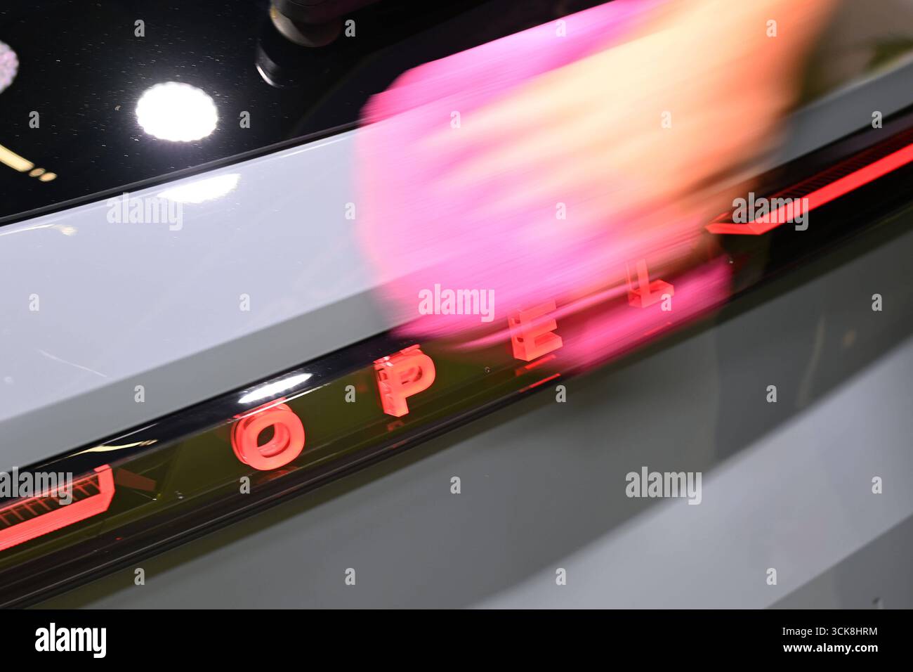 OPEL Logo wird mit einem Lappen von Hand aufpoliert, Firmenlogo ...