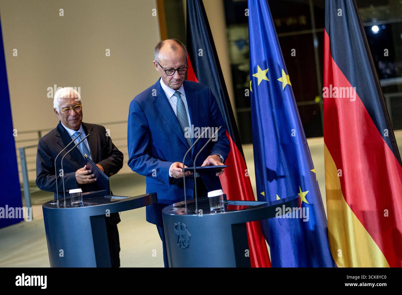10 September 2025, Berlin: German Chancellor Friedrich Merz (CDU, r ...