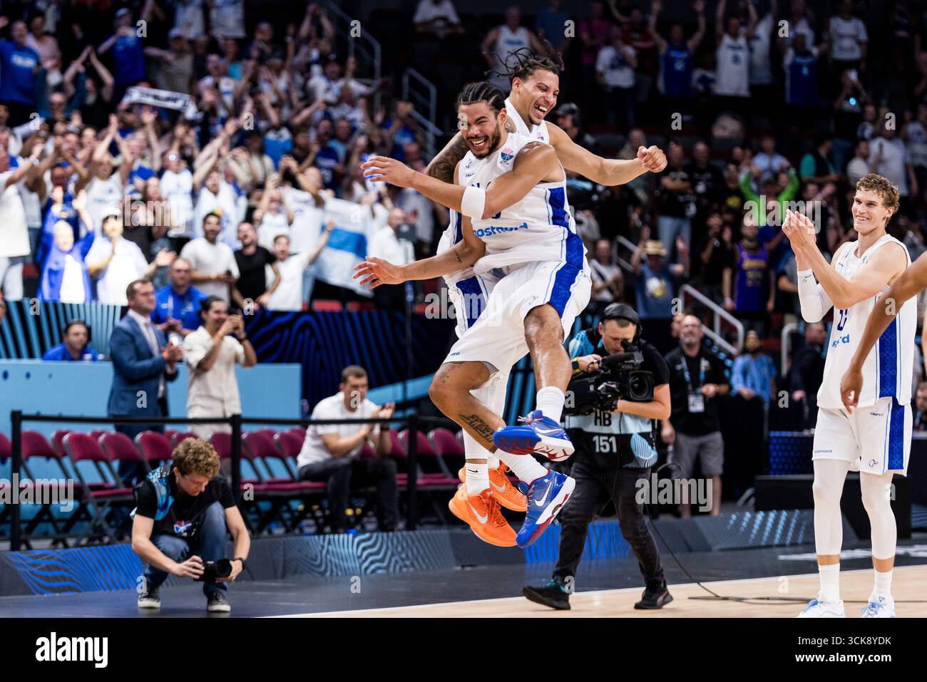 Miro Little (Finnland, 1) und Oliver Nkamhoua (Finnland, 13) springen ...