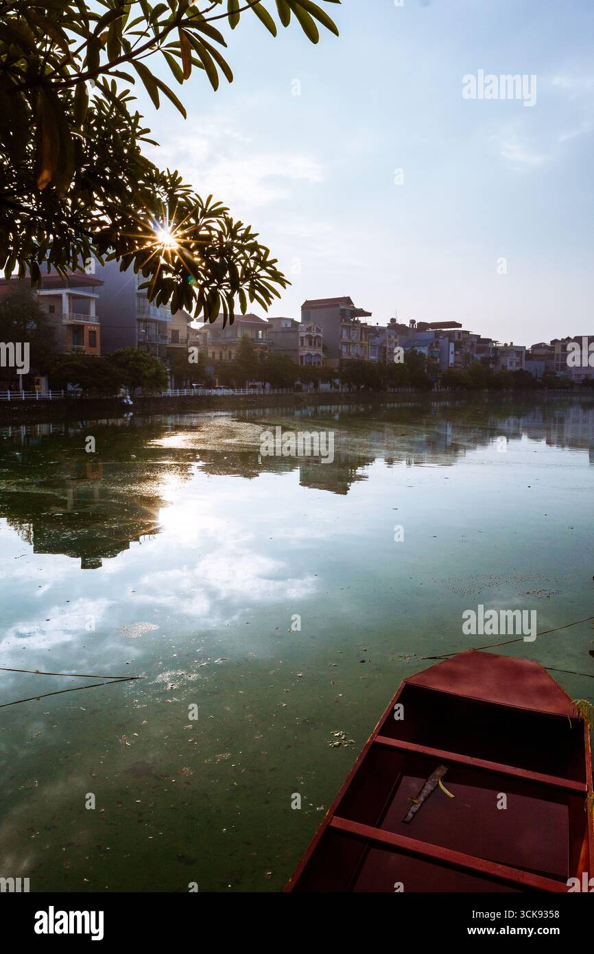 Cityscape golden hour lakeside hi-res stock photography and images - Alamy