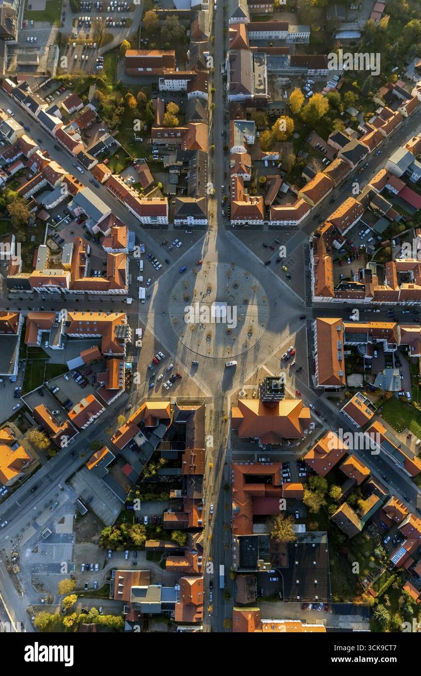 Neustrelitz market square with roundabout, square with eight axes and ...
