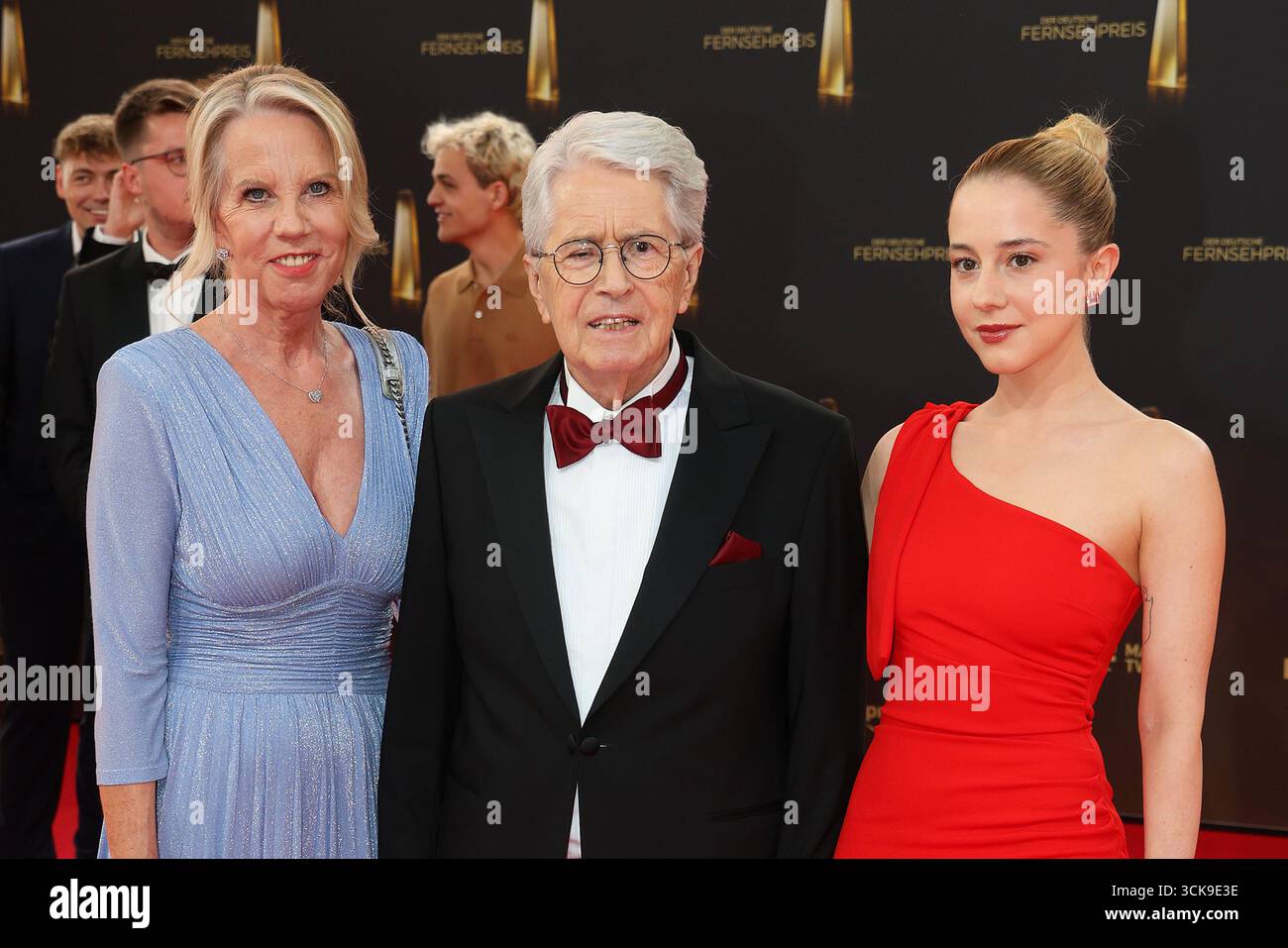Britta Gessler, Frank Elstner und Enya Elstner bei der Verleihung vom ...