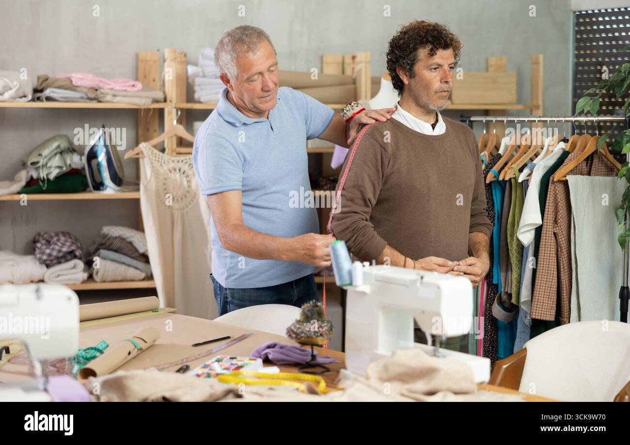 Tailor makes man measure hi-res stock photography and images - Alamy