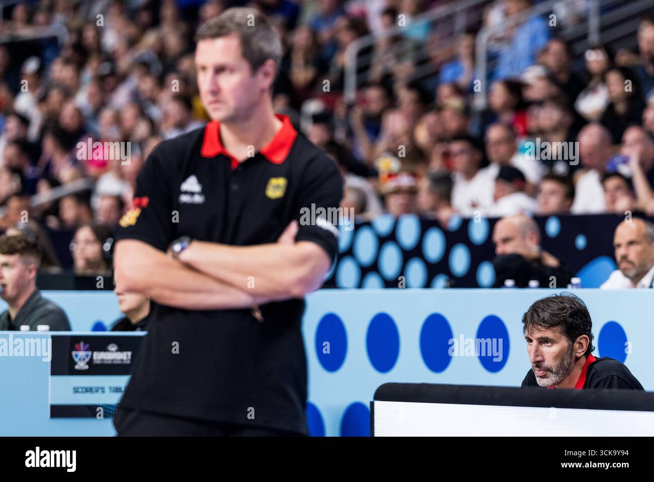 Alan Ibrahimagic (Co-Trainer Deutschland) in der Coachingzone, dahinter ...