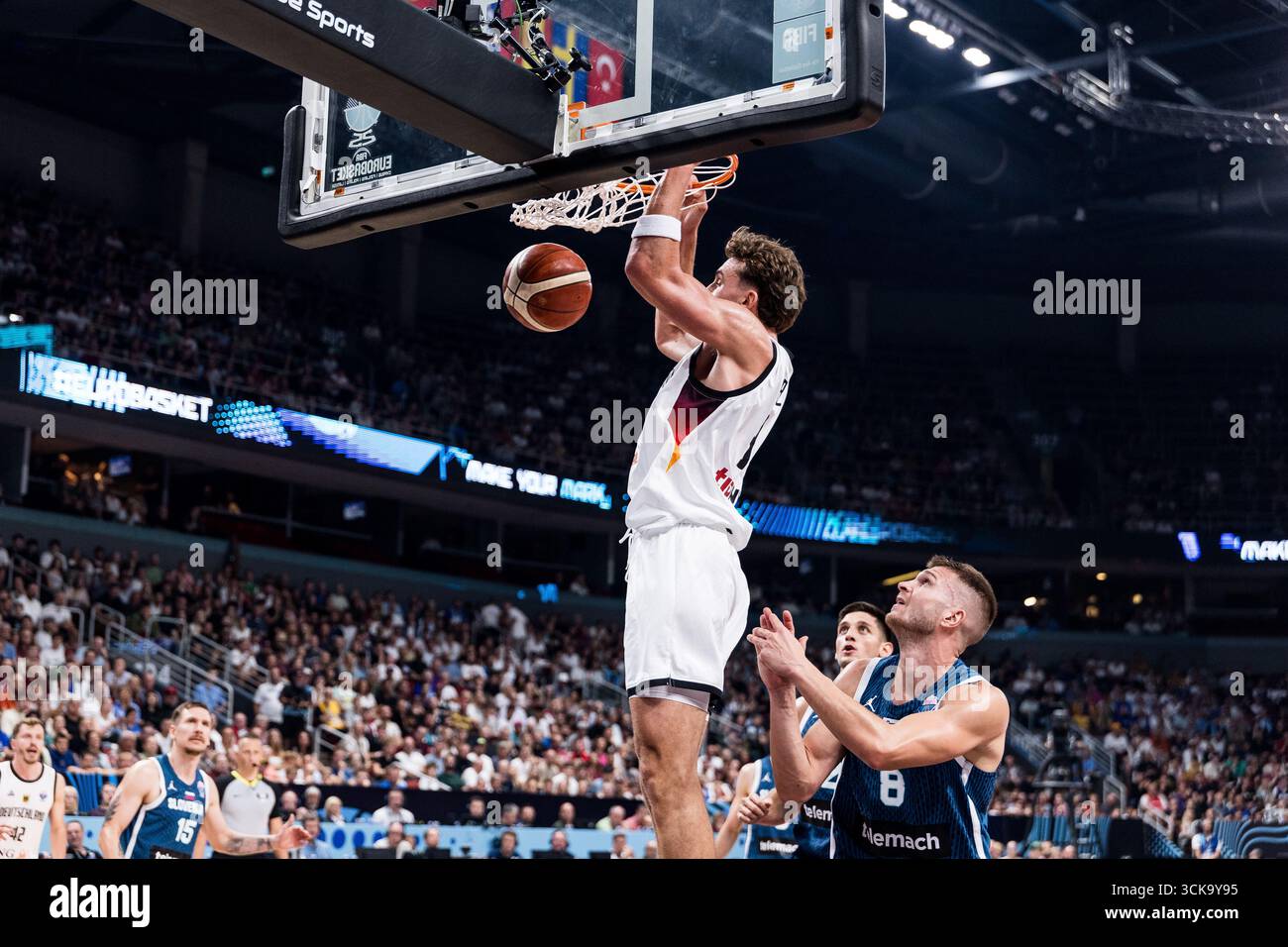 Franz Wagner (Deutschland, 9) dunkt, Edo Muric (Slowenien, 8) FIBA EuroBasket 2025: Deutschland ...