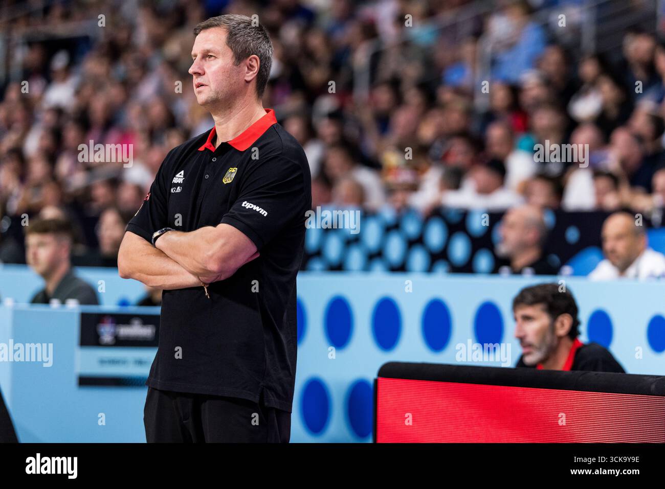 Alan Ibrahimagic (Co-Trainer Deutschland), im Hintergrund Alex Mumbru ...