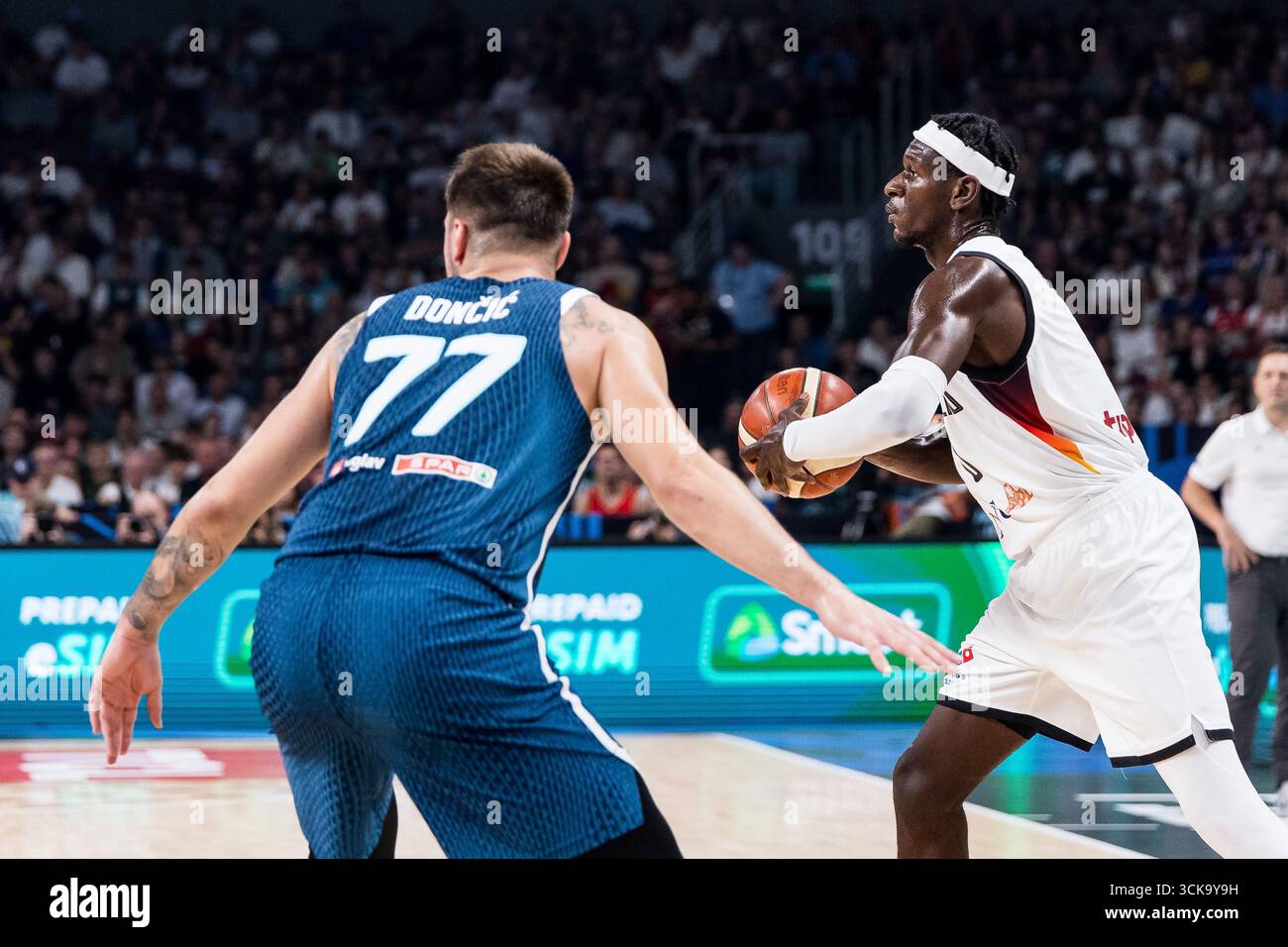 Luka Doncic (Slowenien, 77), Isaac Bonga (Deutschland, 0) am Ball FIBA EuroBasket 2025 ...