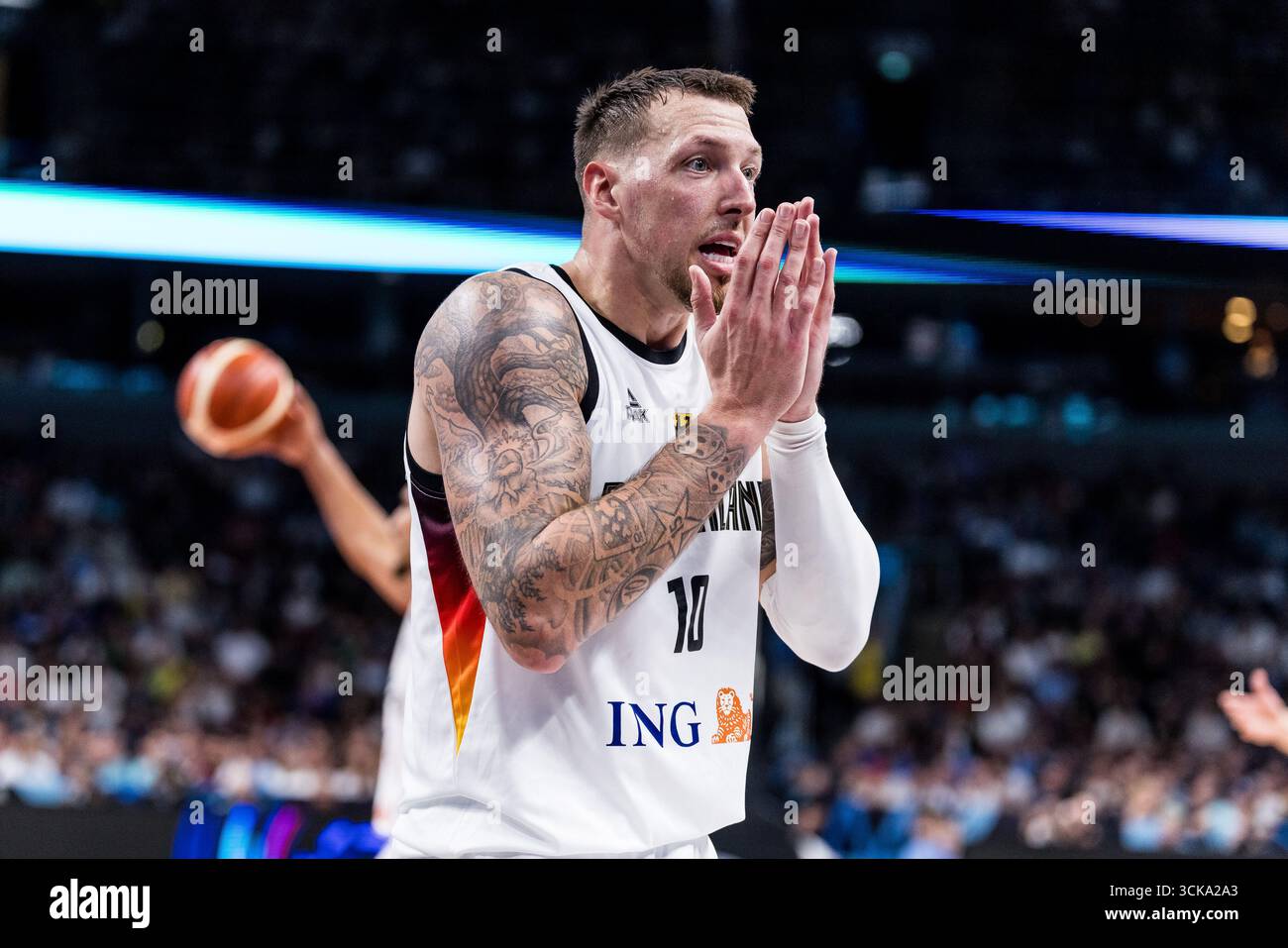 Daniel Theis (Deutschland, 10) schl?gt die H?nde vor das Gesicht FIBA EuroBasket 2025 ...
