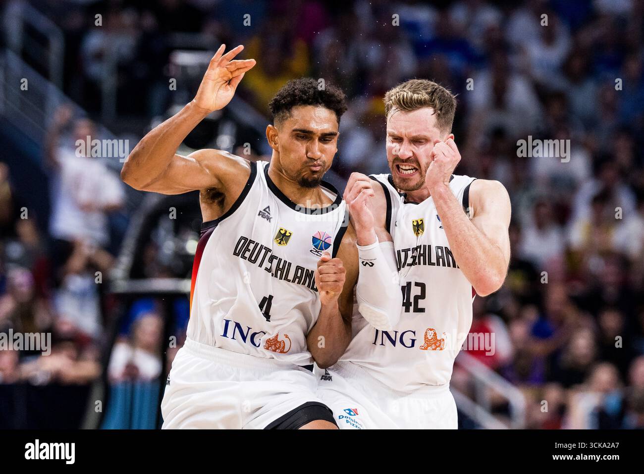 Maodo Lo (Deutschland, 4) und Andreas Obst (Deutschland, 42) springen jubelnd aneinander FIBA ...