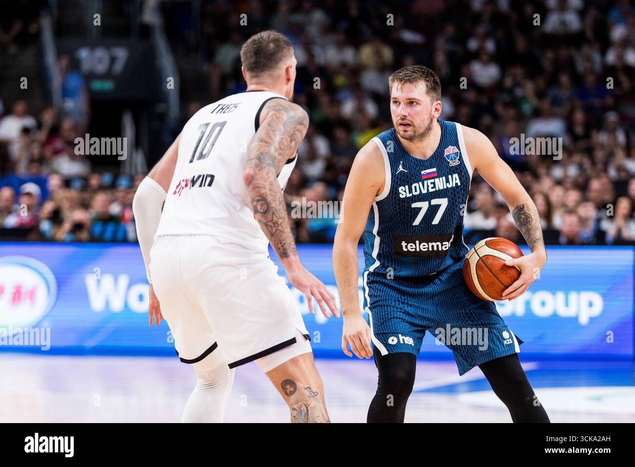 Daniel Theis (Deutschland, 10), Luka Doncic (Slowenien, 77) am Ball ...