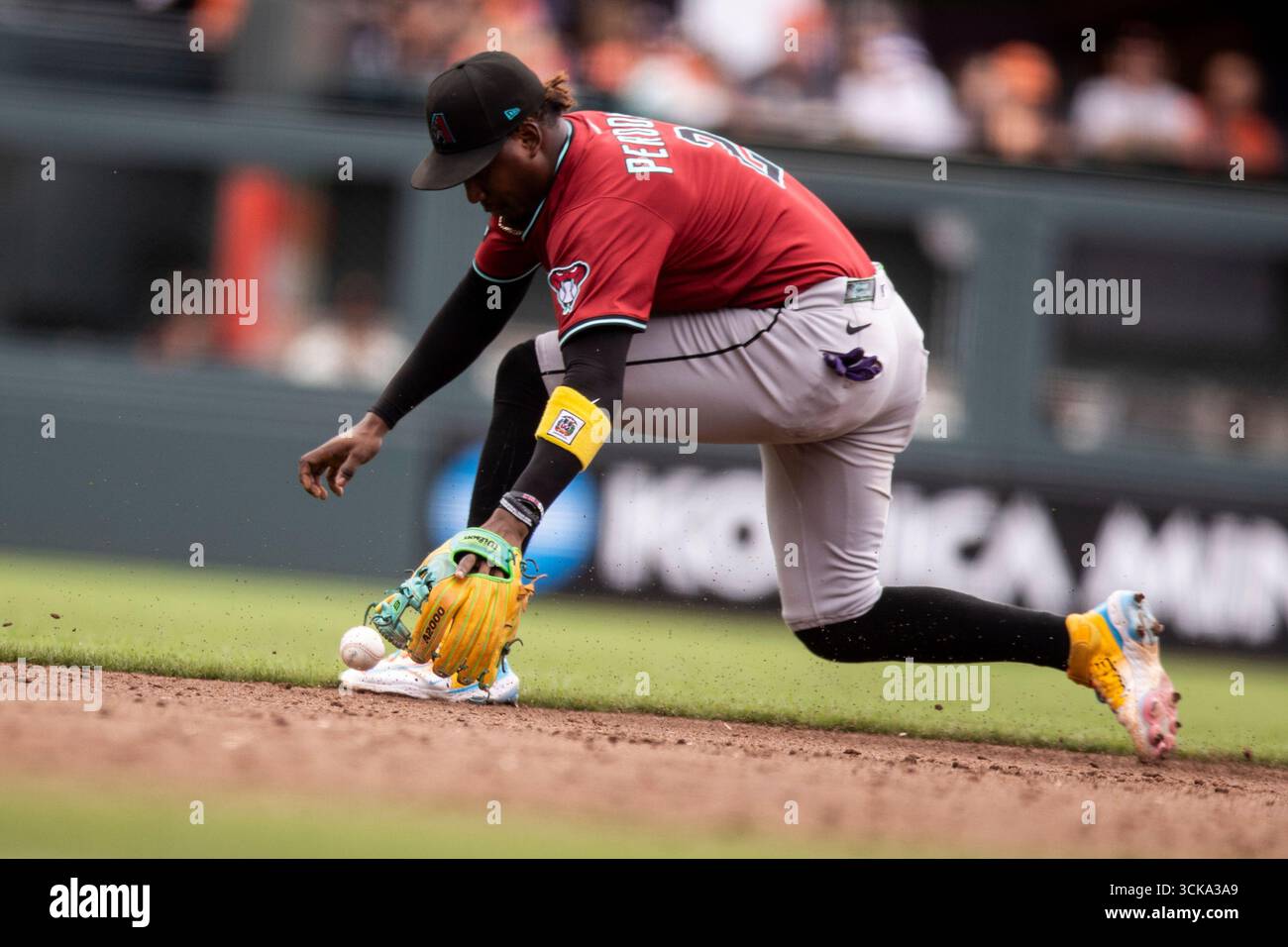Arizona Diamondbacks shortstop Geraldo Perdomo (2) fields a ground ball ...
