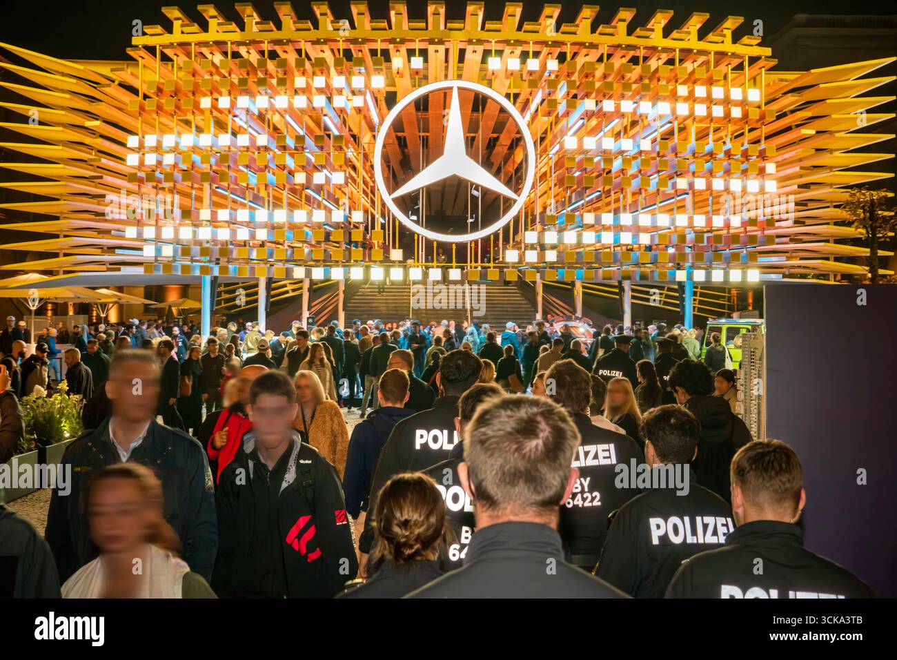 Andrang am Mercedes Messestand im Innenhof der Residenz abends, IAA ...