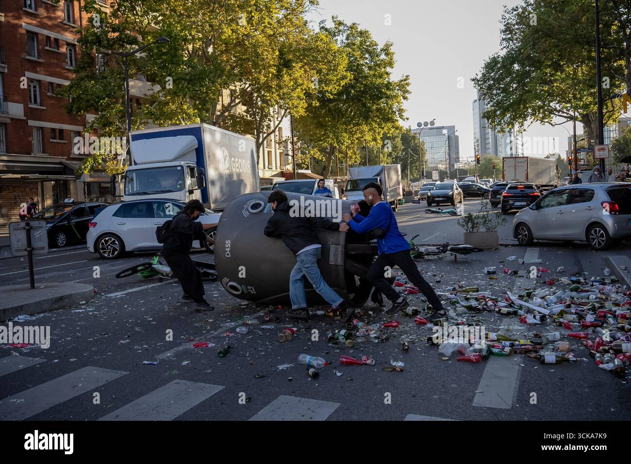 (250910) -- PARIS, Sept. 10, 2025 (Xinhua) -- Protesters block the ...