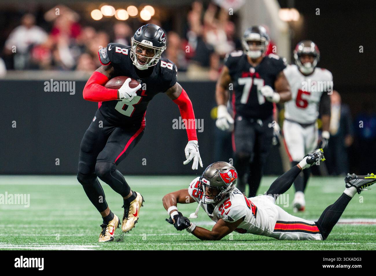 Atlanta Falcons tight end Kyle Pitts Sr. (8) evades Tampa Bay ...