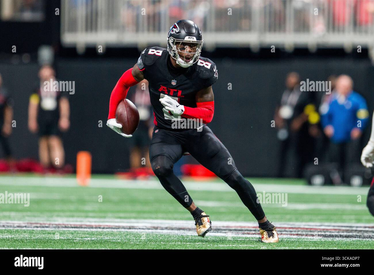 Atlanta Falcons tight end Kyle Pitts Sr. (8) runs the ball during the ...