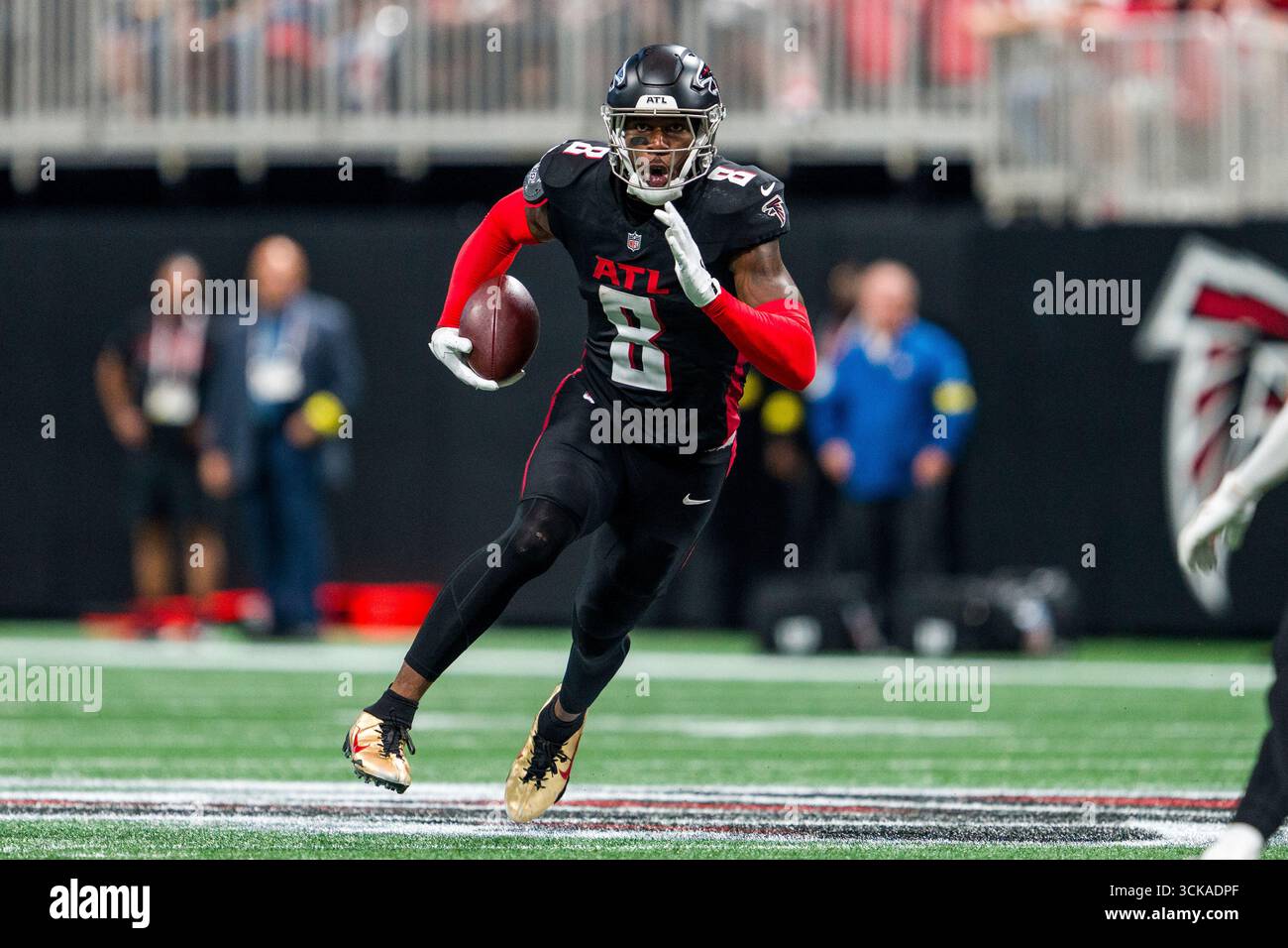 Atlanta Falcons tight end Kyle Pitts Sr. (8) runs the ball during the ...