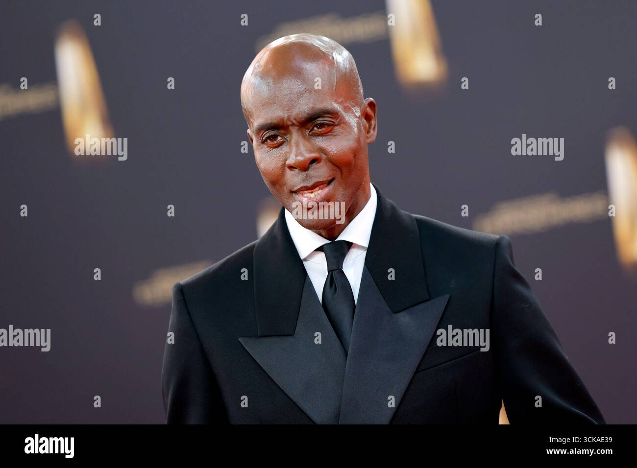 Model Bruce Darnell beim Deutschen Fernsehpreis 2025 in den MMC-Studios ...