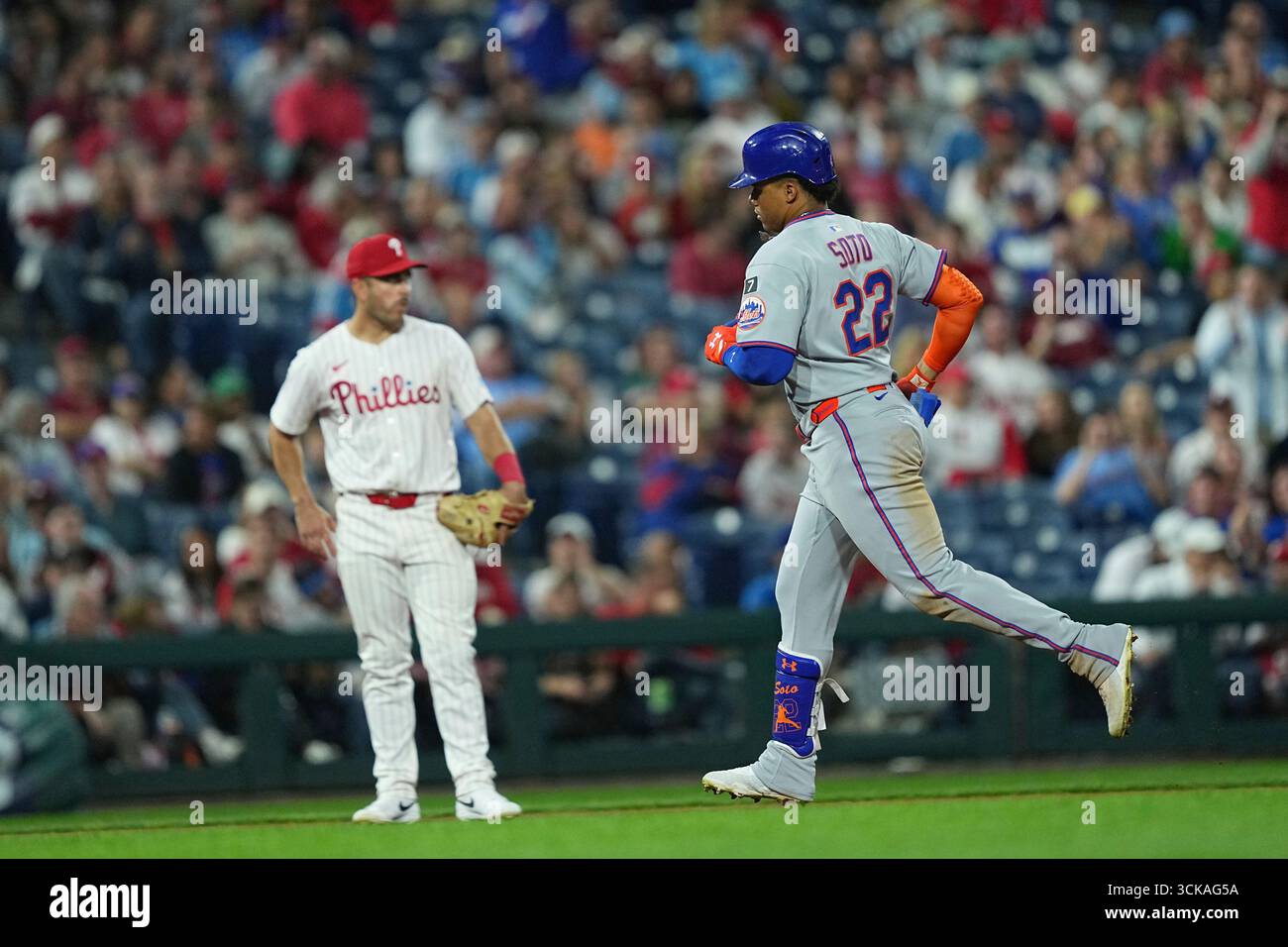 New York Mets' Juan Soto runs the basses after hitting a home run off ...