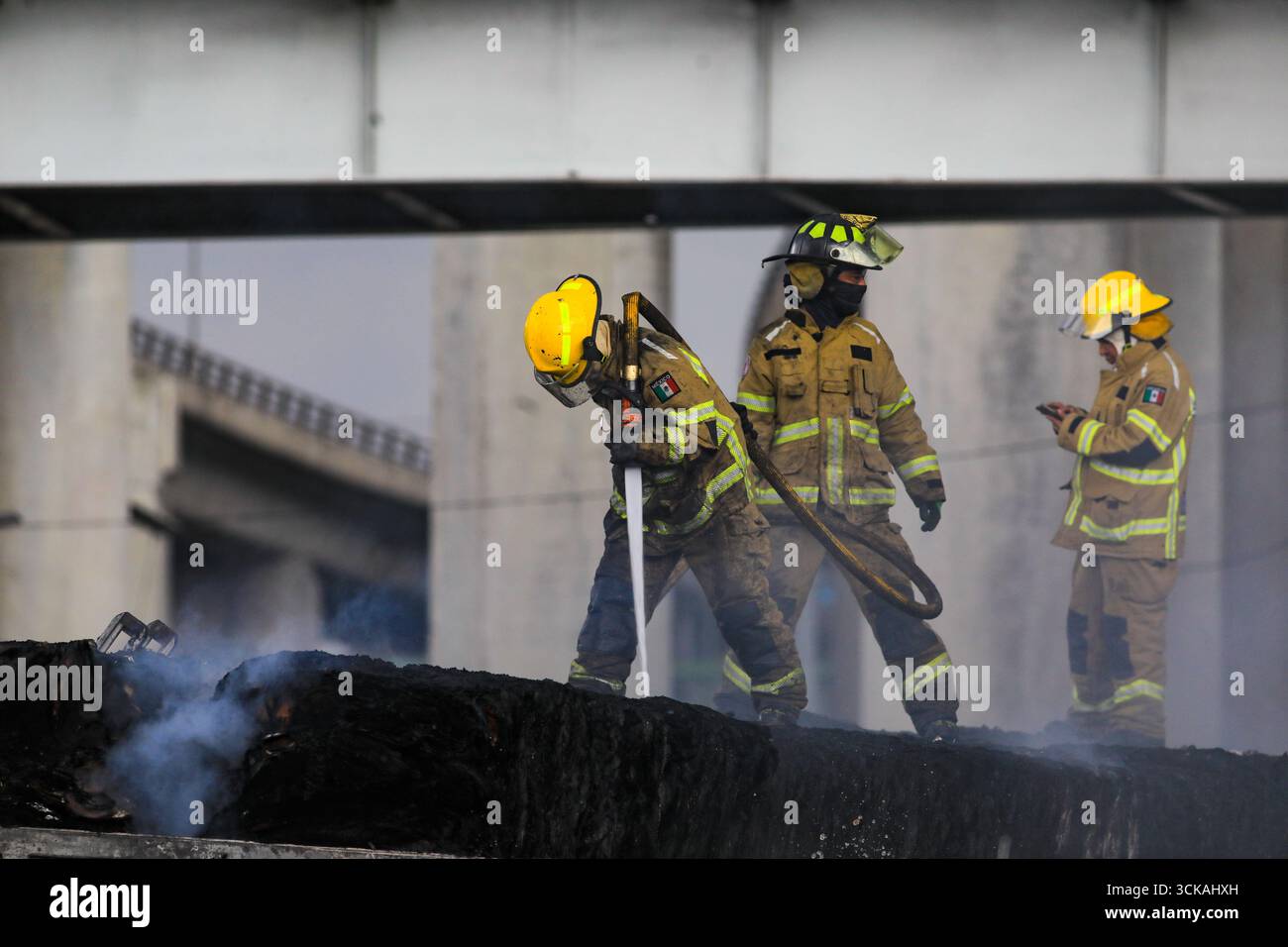 Mexico City, Mexico. 10th Sep, 2025. Firefighters put out the fire ...