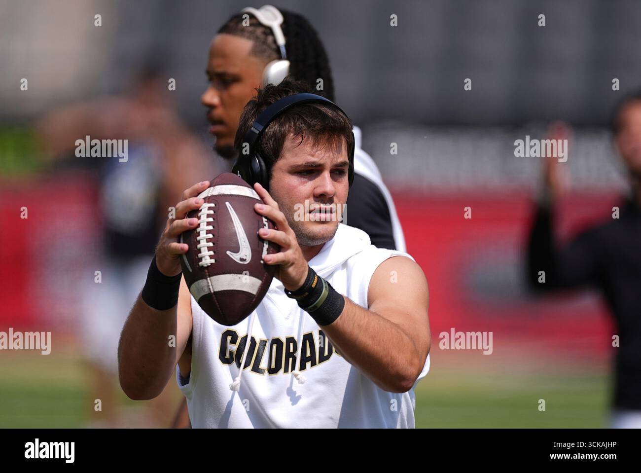 Colorado quarterback Ryan Staub (16) warms up before an NCAA college ...