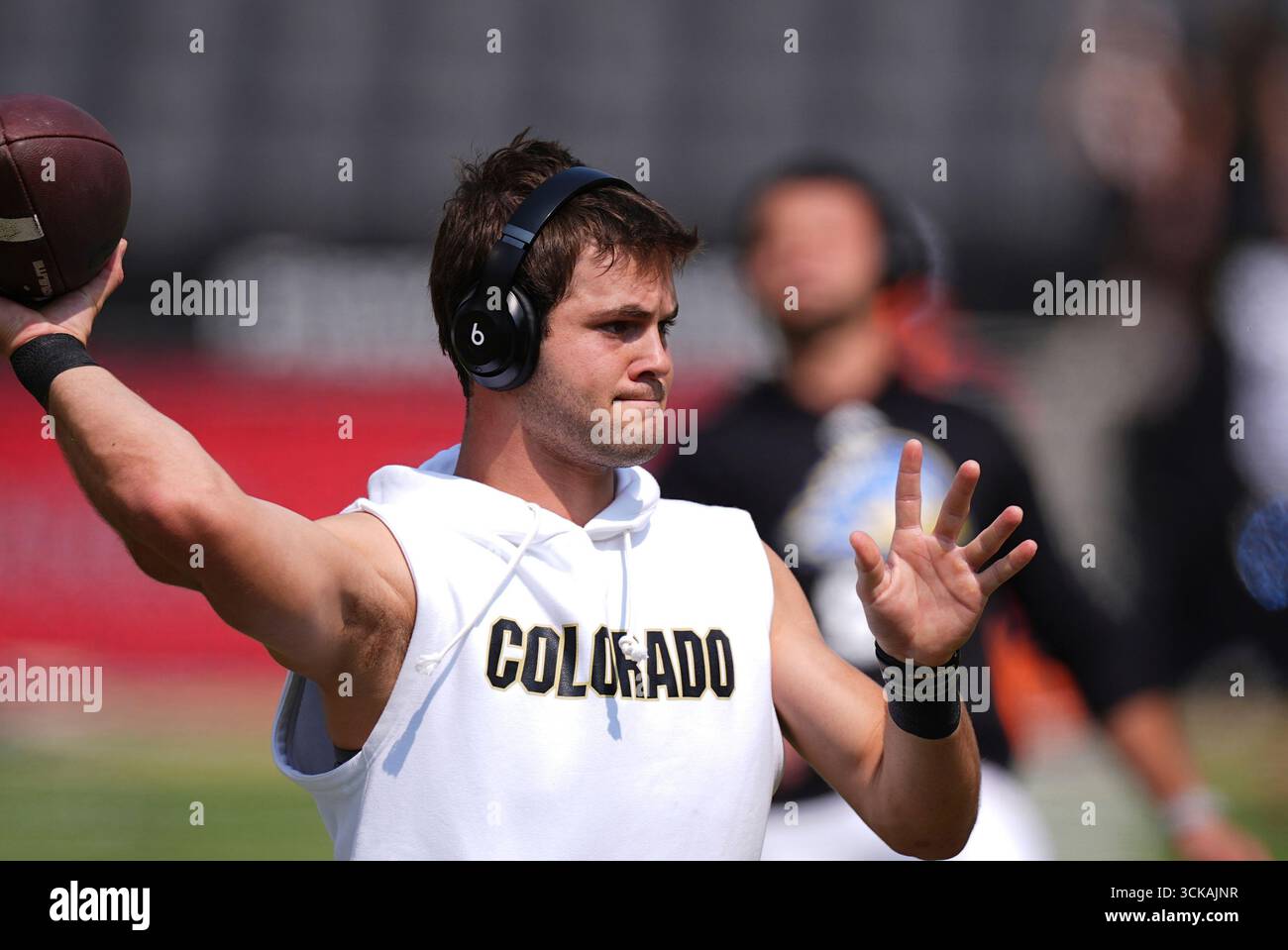 Colorado quarterback Ryan Staub (16) warms up before an NCAA college ...