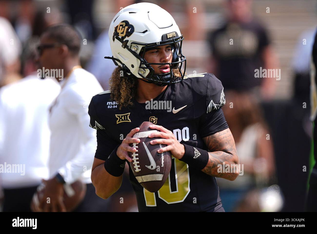 Colorado quarterback Julian Lewis (10) warms up before an NCAA college ...