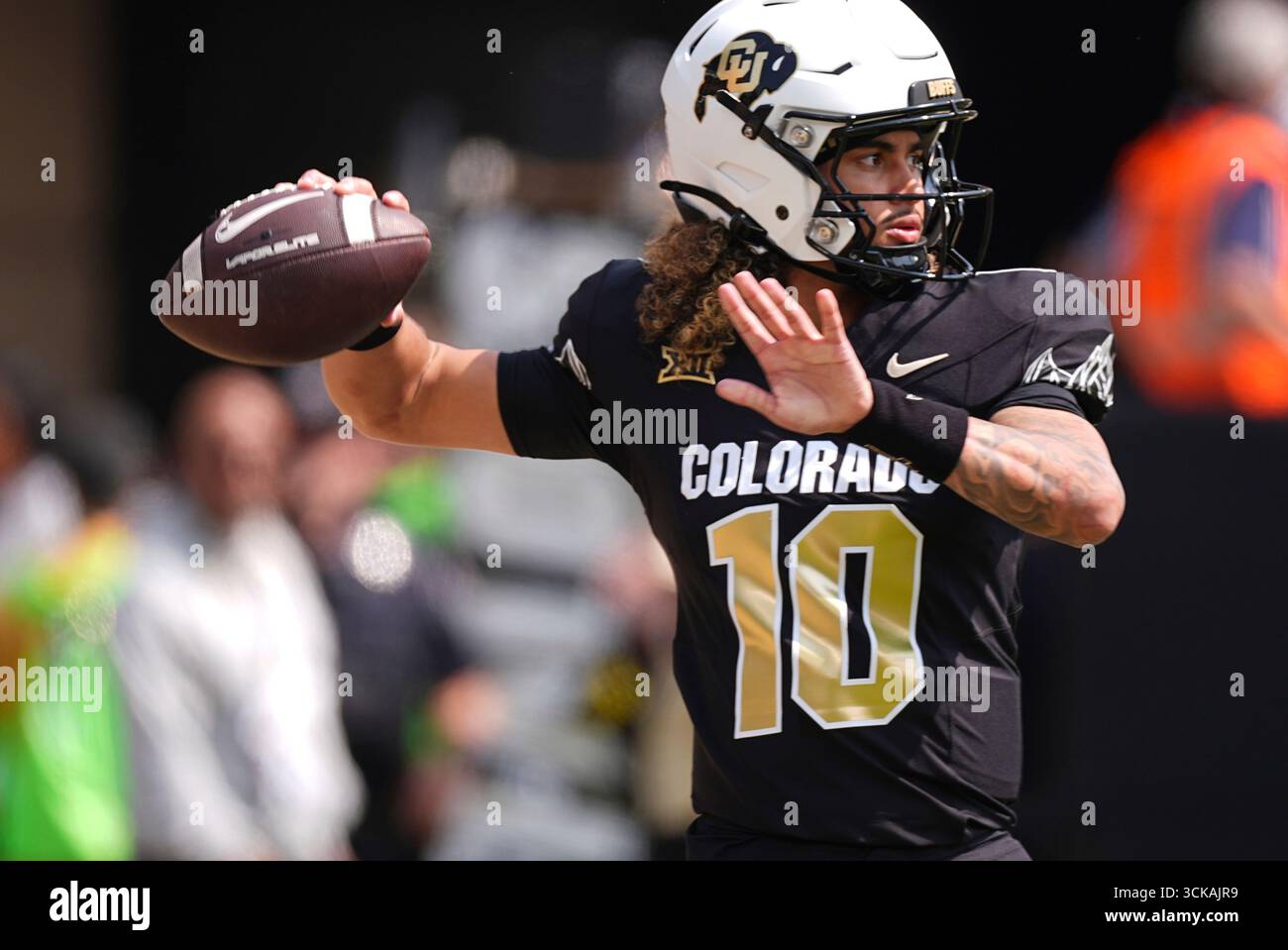 Colorado quarterback Julian Lewis (10) warms up before an NCAA college ...