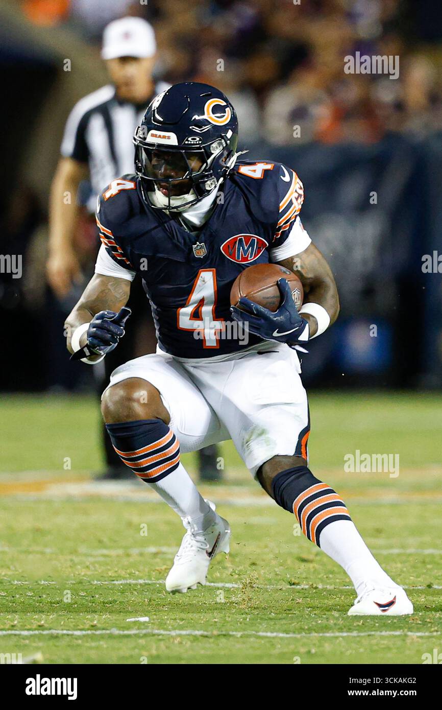 Chicago Bears running back D'Andre Swift (4) runs with the ball during the first half of an NFL ...