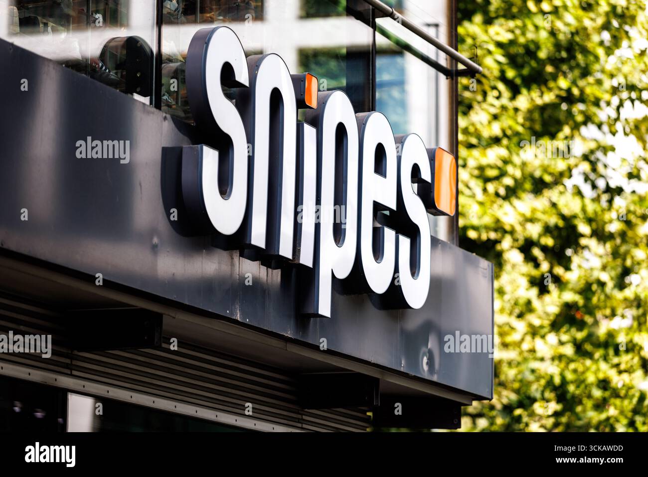 04 September 2025, Baden-Württemberg, Stuttgart: The Snipes lettering and brand logo can be seen ...