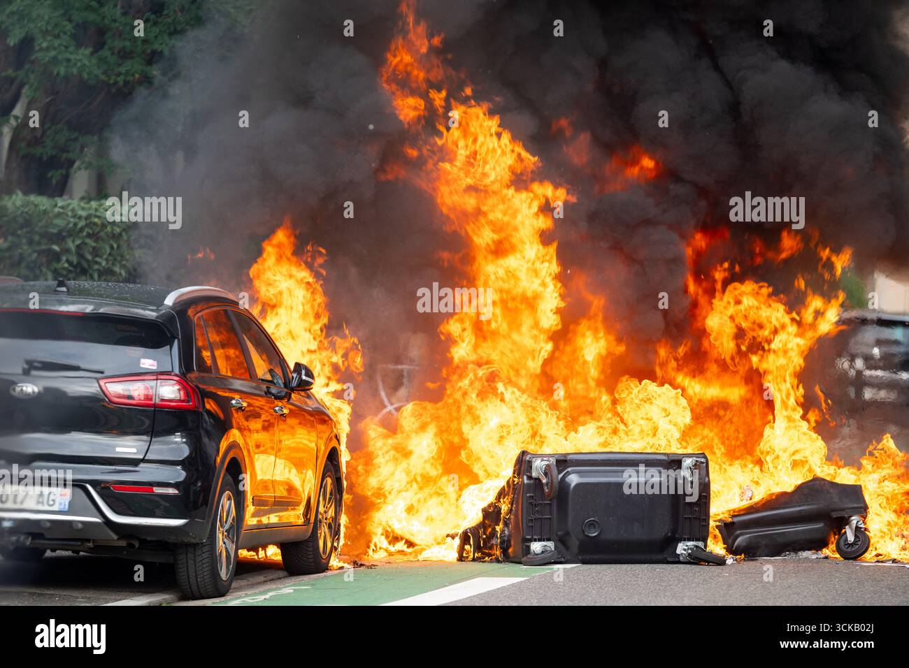 Trash and Car Fire during Bloquons Tout (Block Everything) protest ...