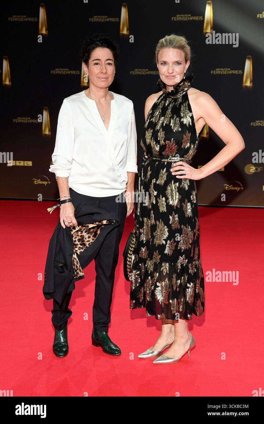 Dunja Hayali und Sarah Tacke bei der Verleihung des Deutschen ...