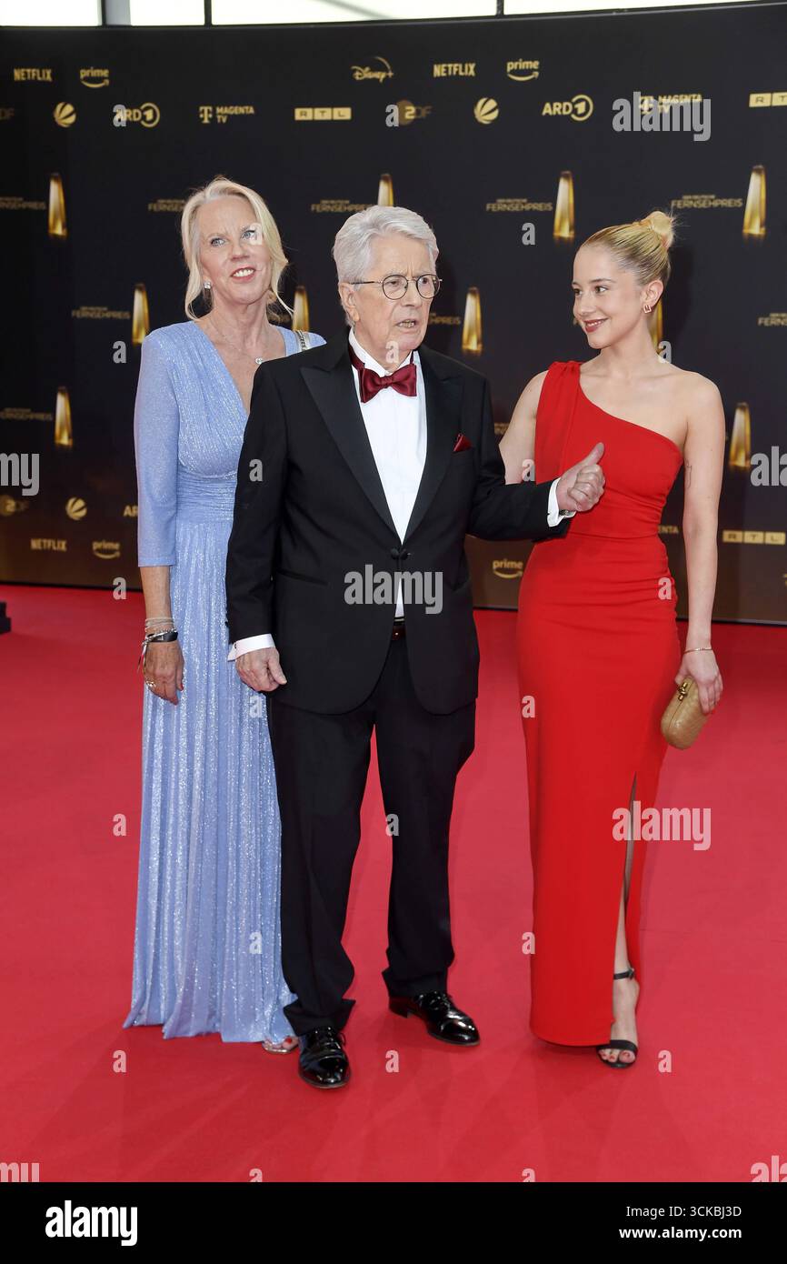 Britta Gessler, Frank Elstner und Enya Elstner bei der Ankunft zu der ...