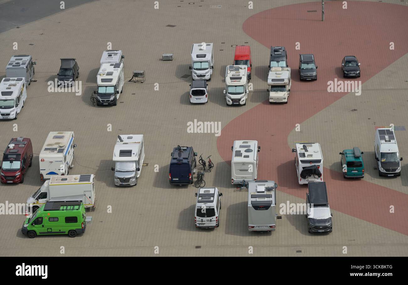 Wohnmobile und Camper parken auf dem Heiligengeistfeld, St. Pauli ...