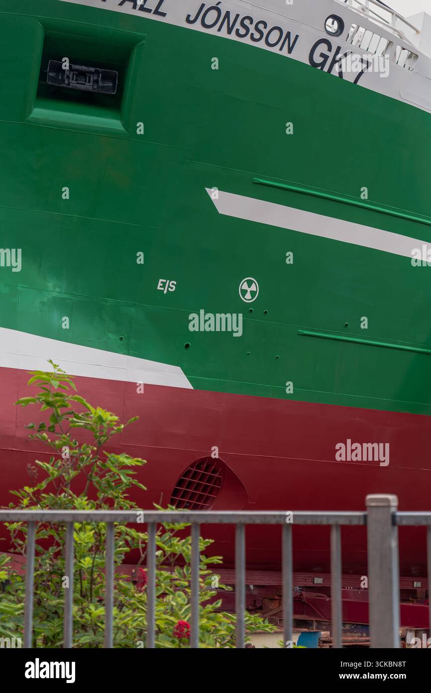 The hull of the ship HALL JONSSON GK7 is painted green, white, and red ...