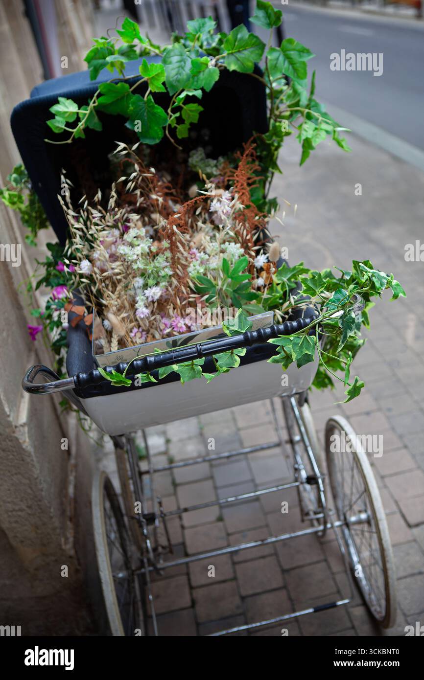 Unusual creative bouquet flowers hi-res stock photography and images ...