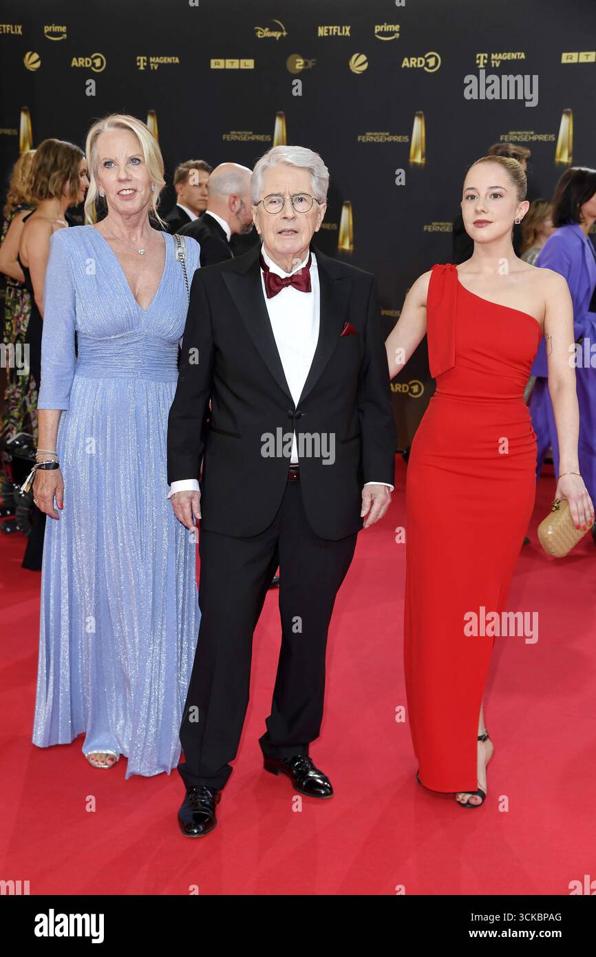 Britta Gessler, Frank Elstner und Enya Elstner bei der Ankunft zu der ...