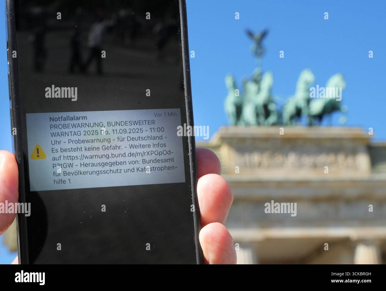 11 September 2025, Berlin: An "Emergency alert - test warning" message ...
