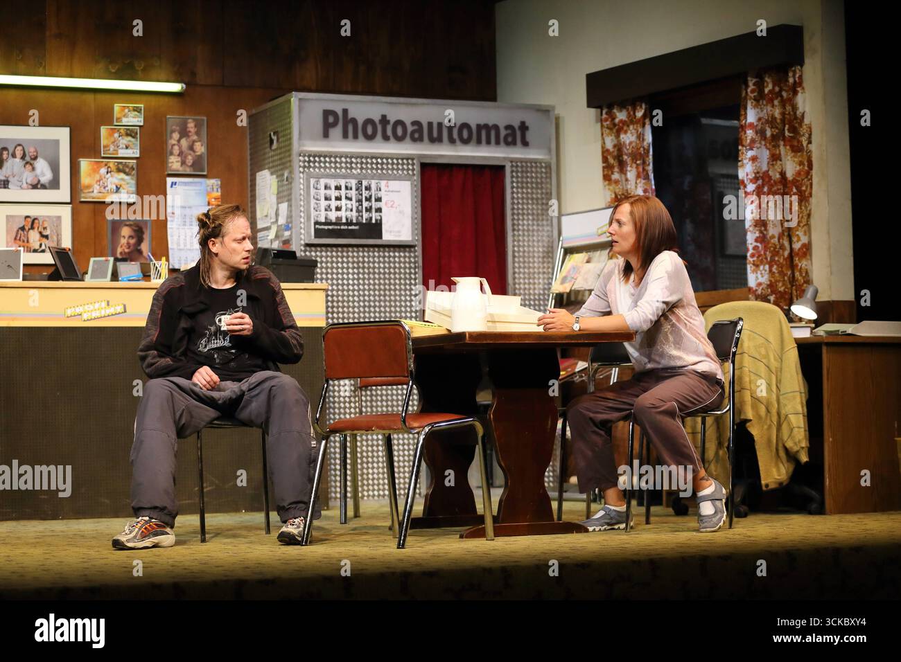 Stefan Stern als Hjalmar Ekdal und Marie Burchard als Gina Ekdal während der Fotoprobe für Die ...